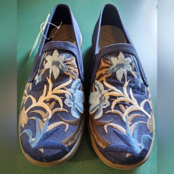 BareTraps | Shoes | Nwt Baretraps Bonaire Embroidered Slip Ons With ...